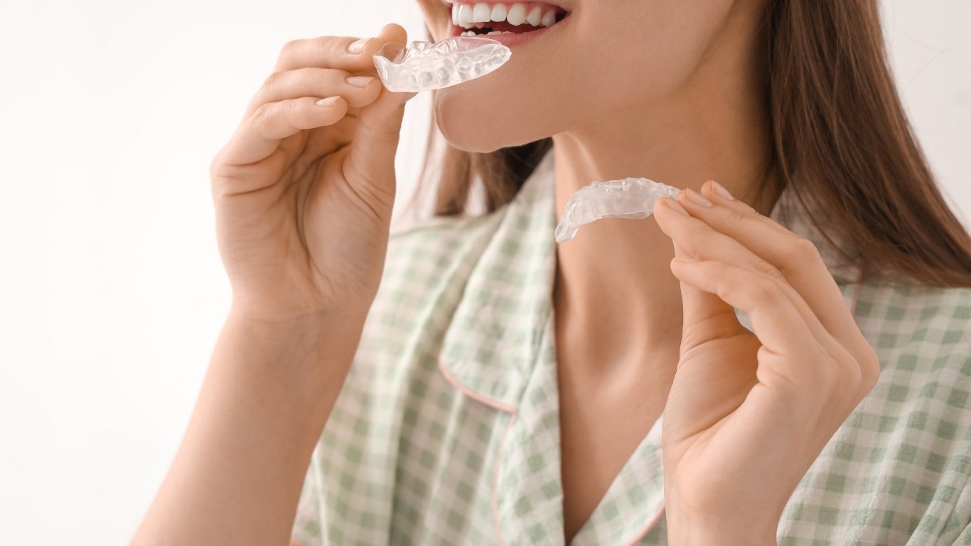 Apretar los dientes: síntomas, causas y solución al bruxismo
